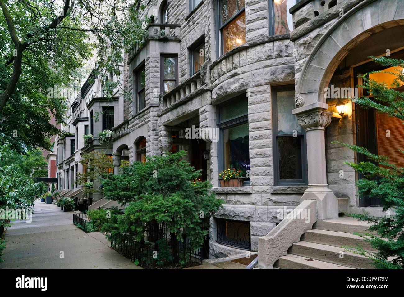 Street of greystone townhouses in Chicago, Astor Street historic ...