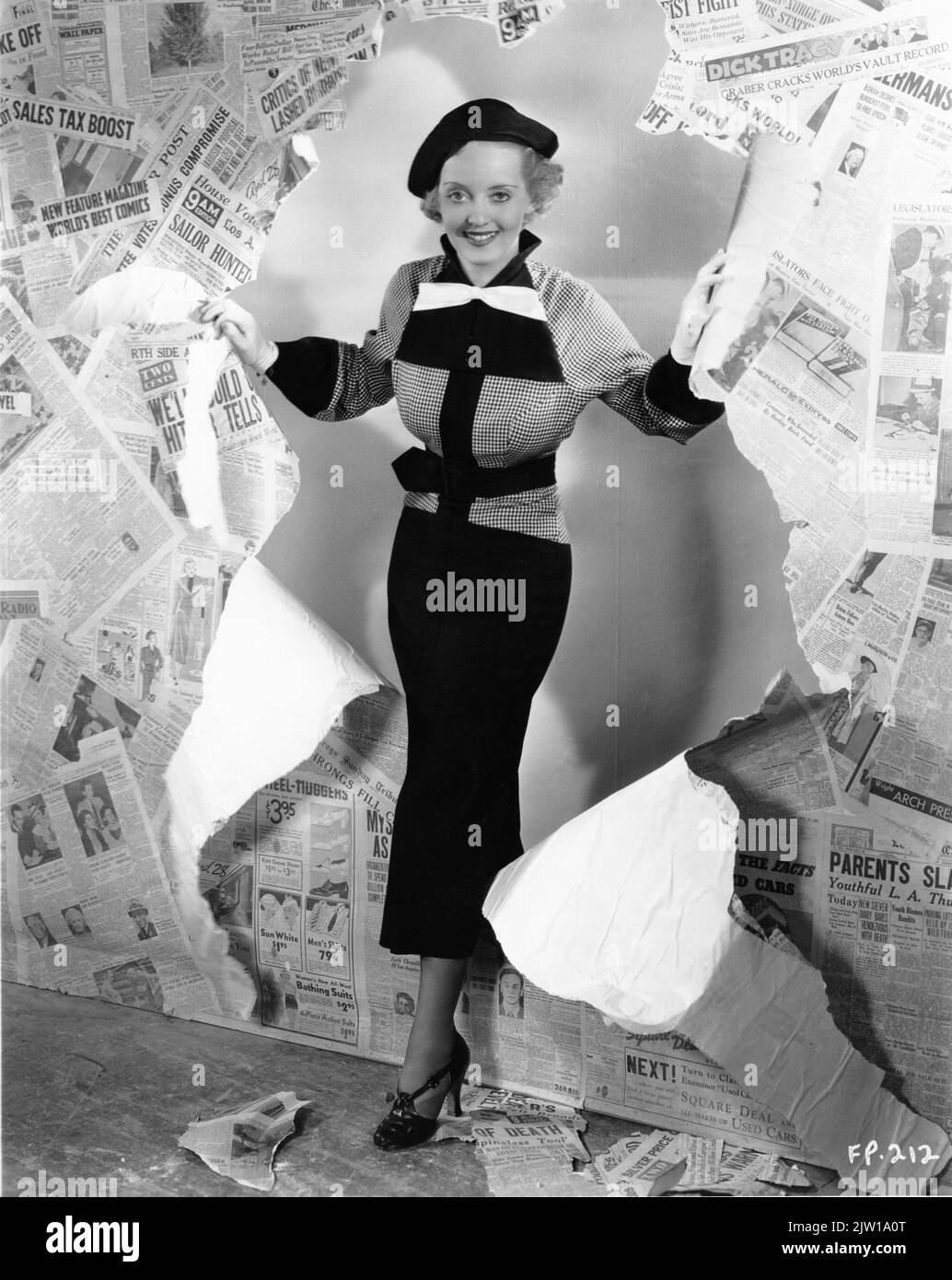 BETTE DAVIS in publicity pose for FRONT PAGE WOMAN 1935 director ...