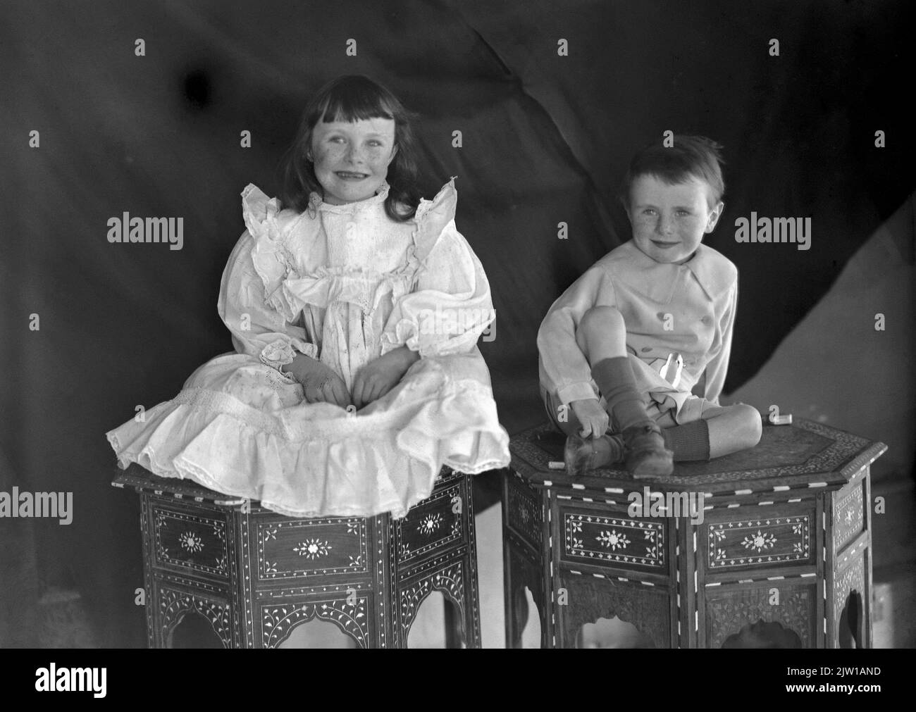 Happy family children library image Black and White Stock Photos ...