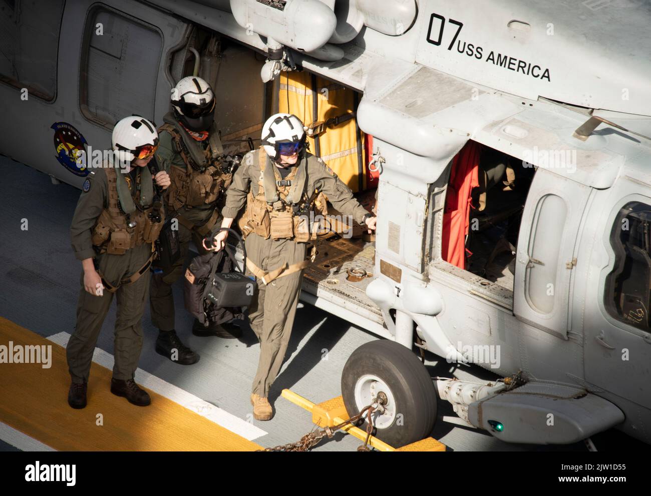 EAST CHINA SEA (Aug. 31, 2022) Sailors, assigned to Helicopter Sea ...