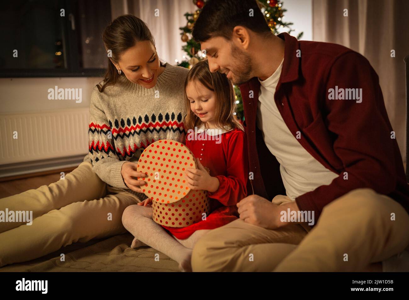 happy family opening christmas gift at home Stock Photo - Alamy