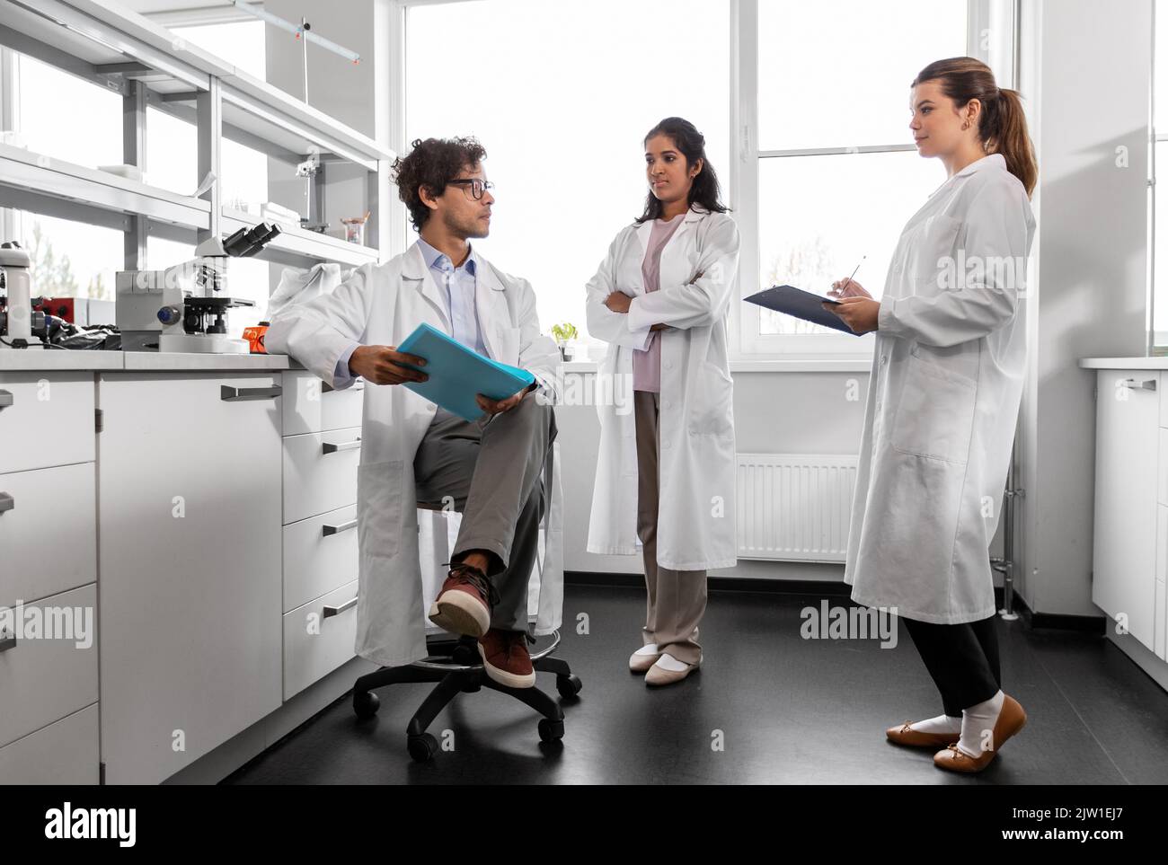 Group of female research scientists hi-res stock photography and images ...