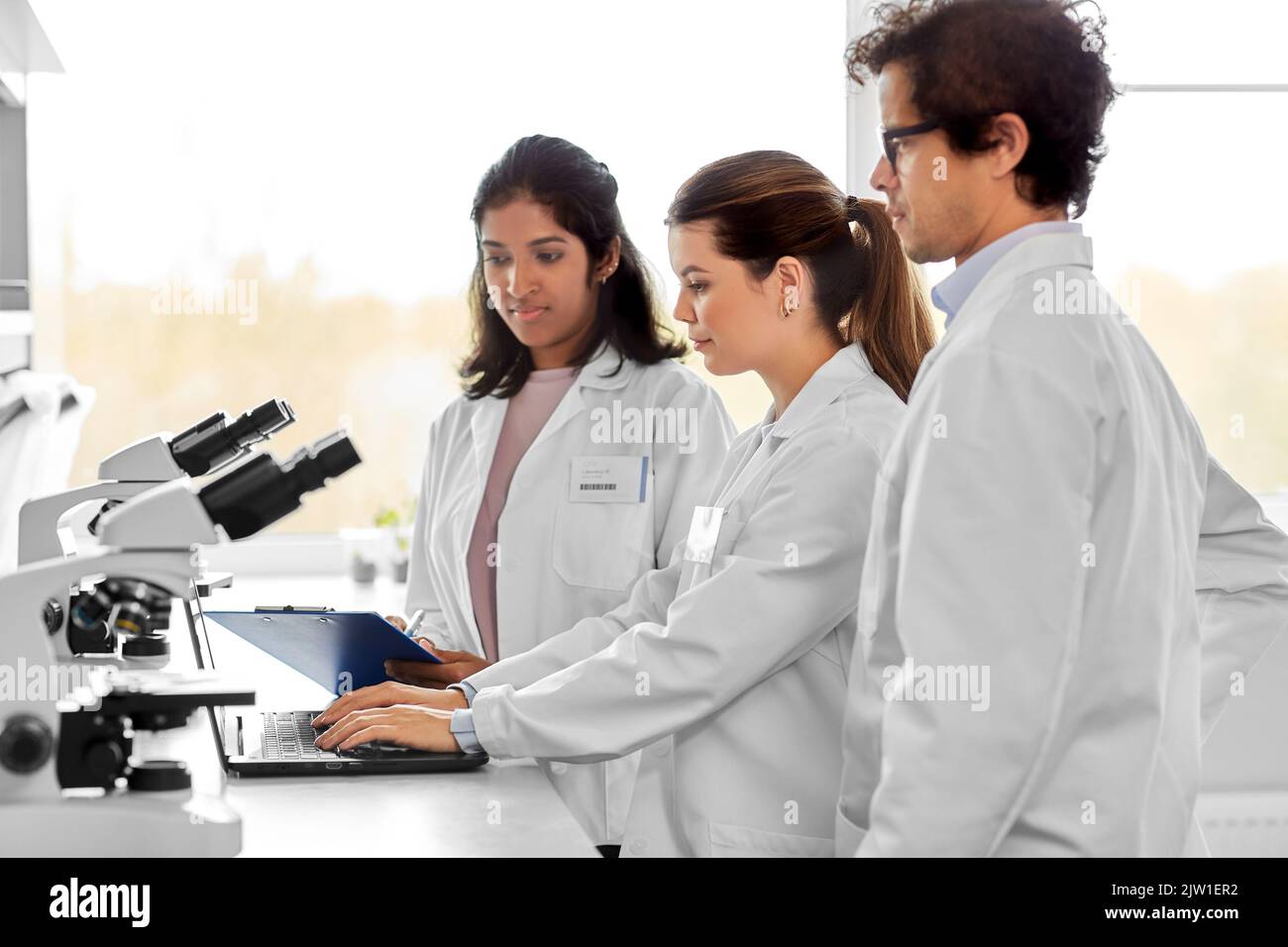 Microscopes woman hi-res stock photography and images - Alamy