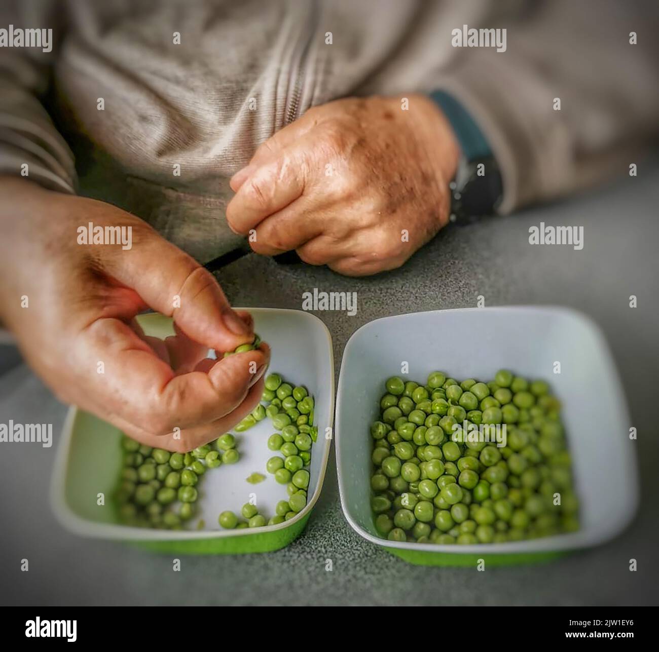 Sorting peas hi-res stock photography and images - Alamy