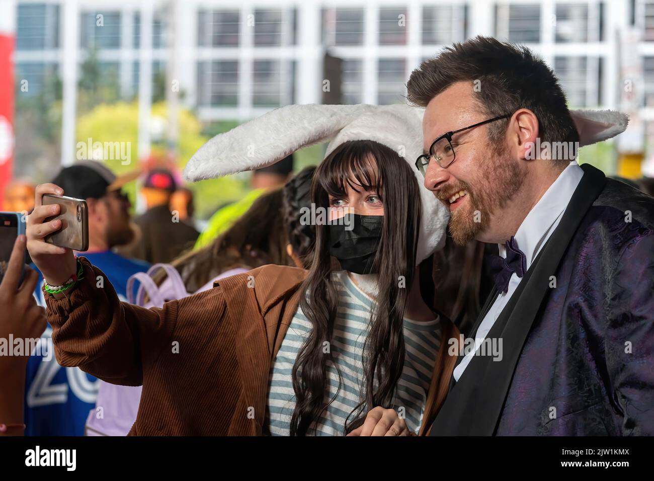 Thomas Ridgewell talks to fans at the 2022 Buffer Festival red carpet ...