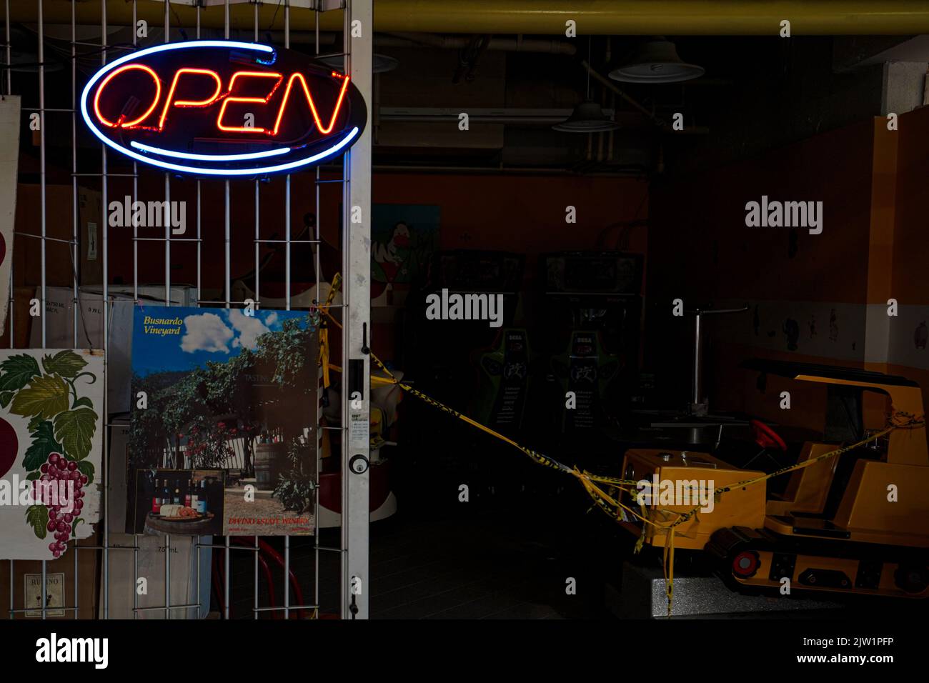 Closed arcade hi-res stock photography and images - Alamy