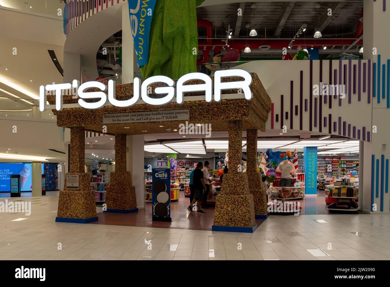 Candy store front hi-res stock photography and images - Alamy