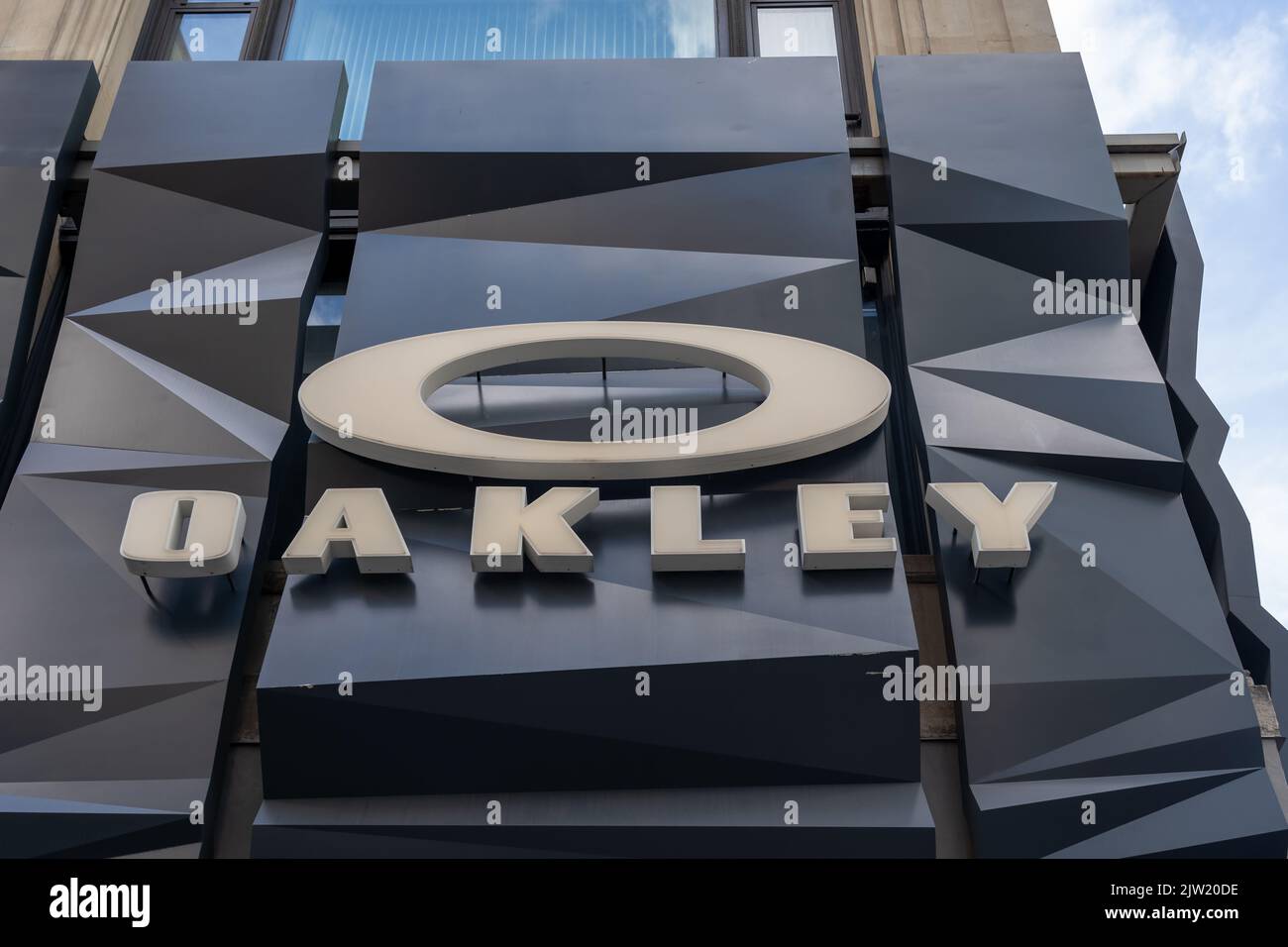 Oakley shop sign hi-res stock photography and images - Alamy