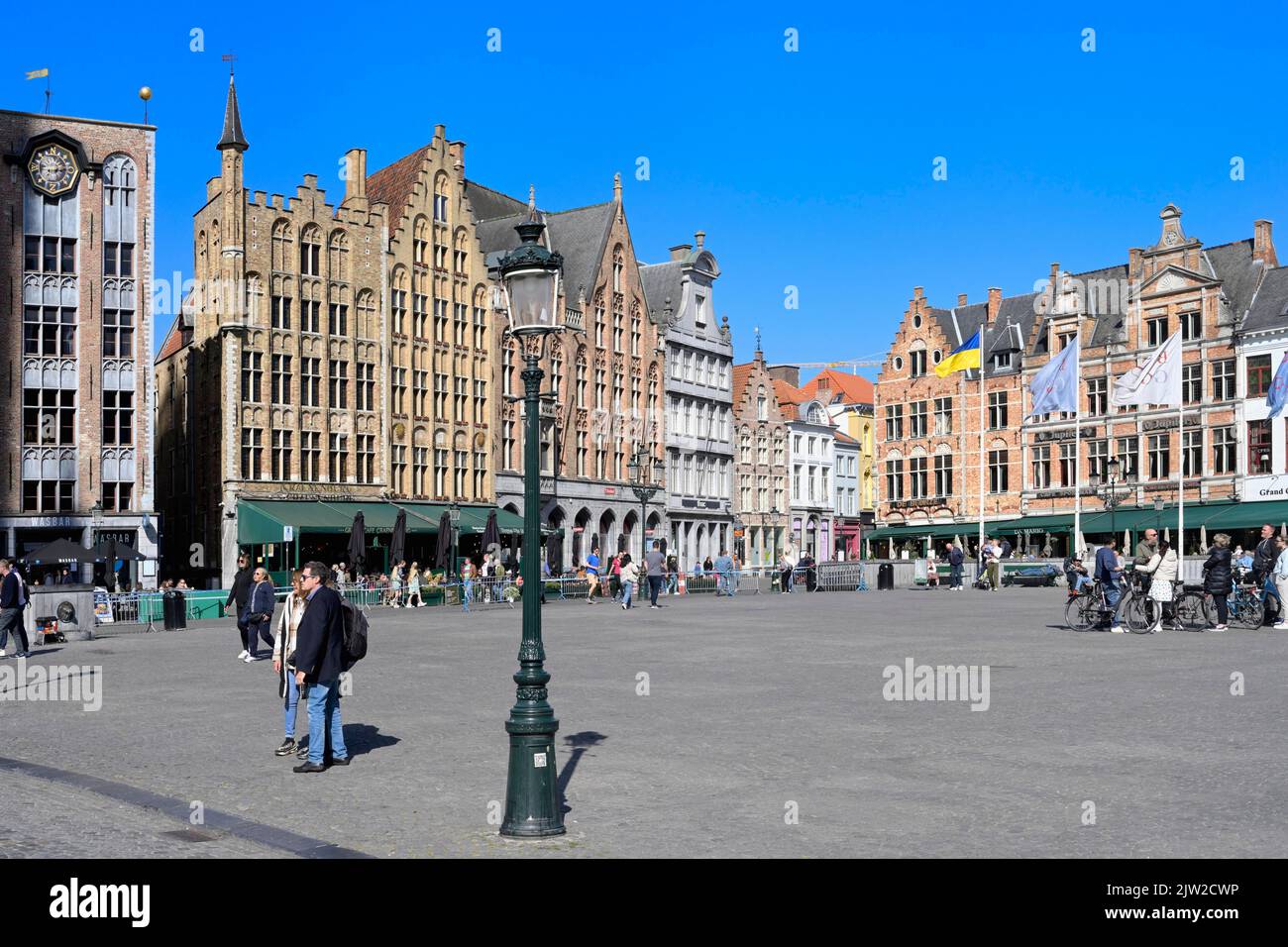 Market square with traditional flemish architecture, Bruges, Belgium ...