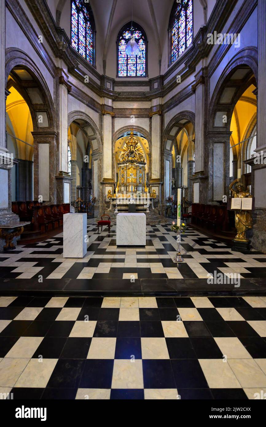 Gothic Church of Our Lady, Central Nave, Kortrijk, Belgium Stock Photo ...