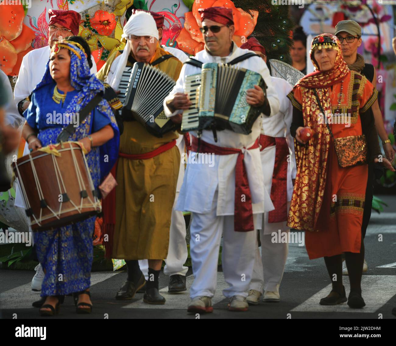 Los Llanos: Multicoloured people of all ages praise the carnival ...