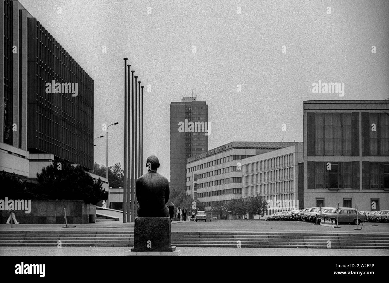 GDR, Berlin, 17. 6. 1987, Lustgarten, view with sculpture to the Palace ...