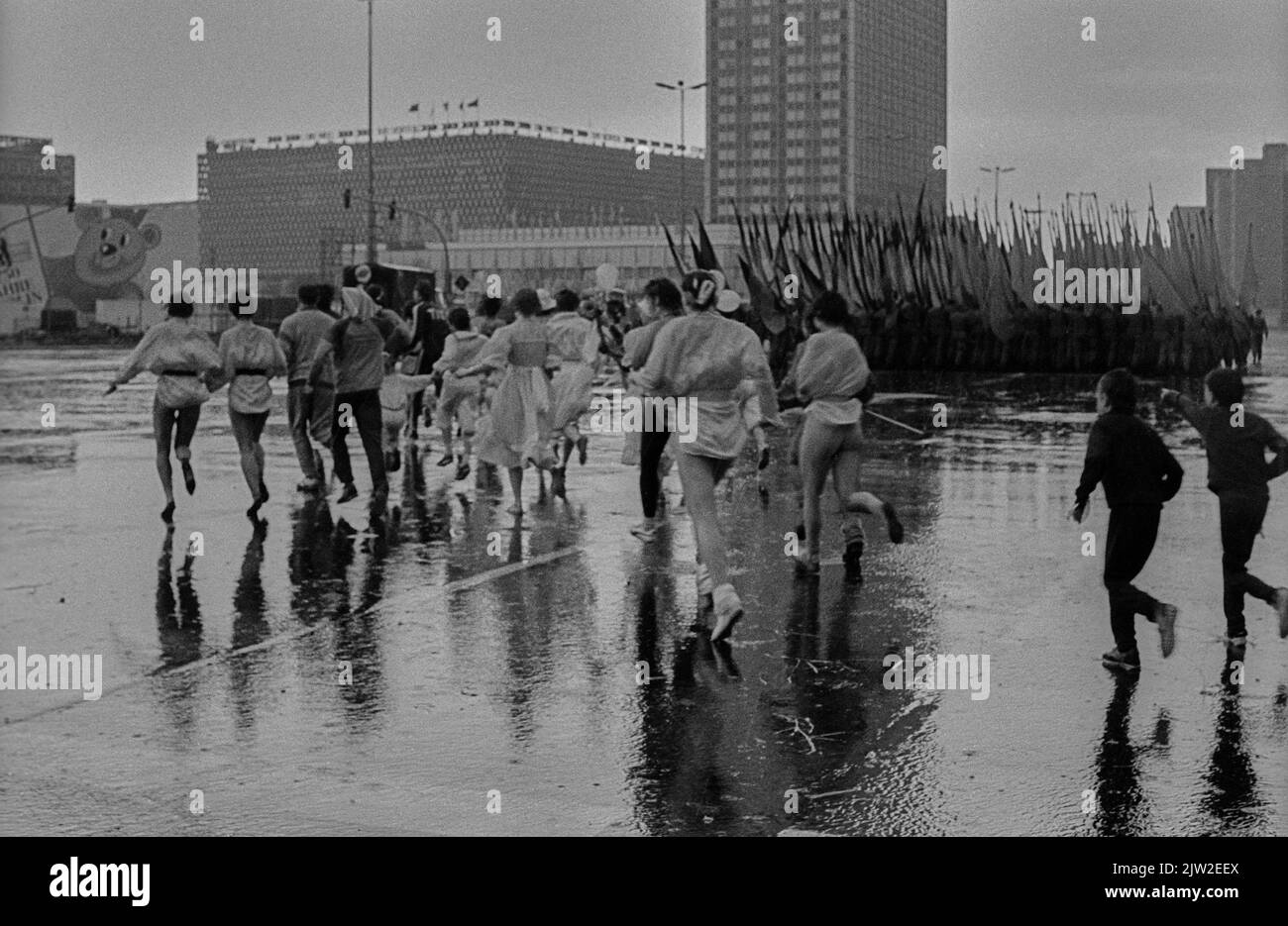 Gdr Berlin 01 05 1987 1 May Rally 1987 On Karl Marx Allee Rain