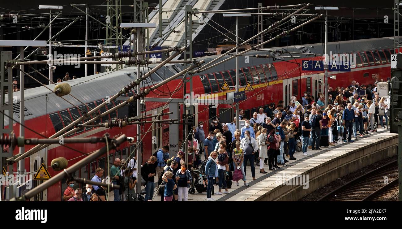 People by the train station hi-res stock photography and images - Alamy