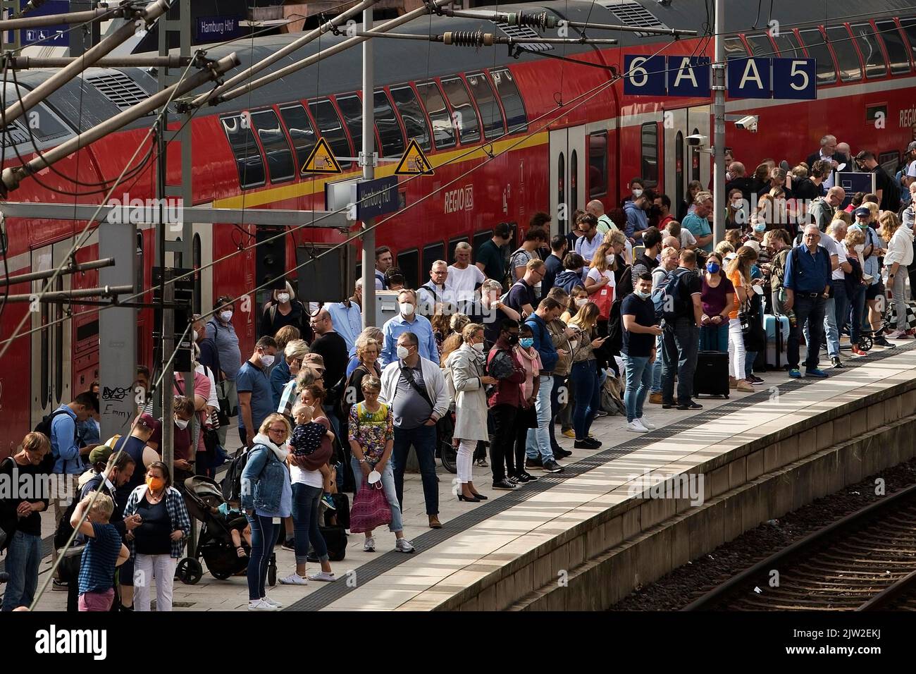 Many people waiting at the track for their train, main station, Hamburg ...
