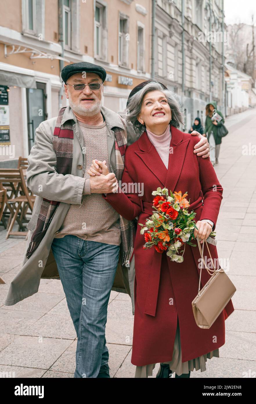 Romantic couple date hugging hi-res stock photography and images - Alamy