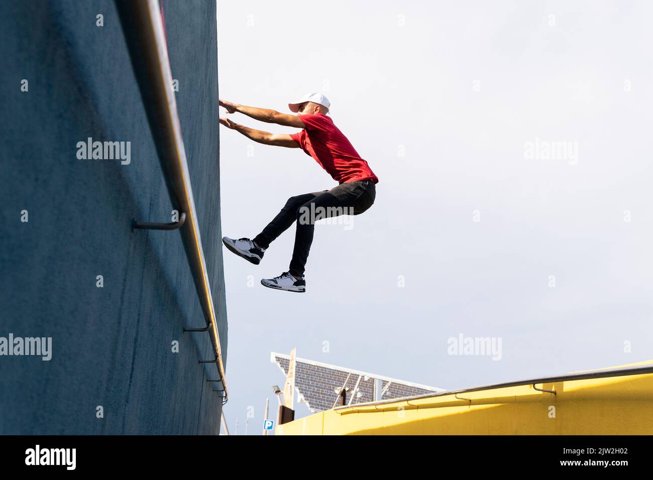 Man hanging on side of building hi-res stock photography and images - Alamy