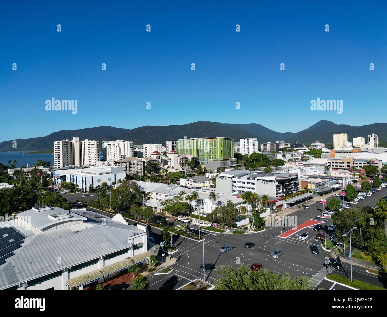 Aerial photo of Cairns city and mountains Stock Photo - Alamy