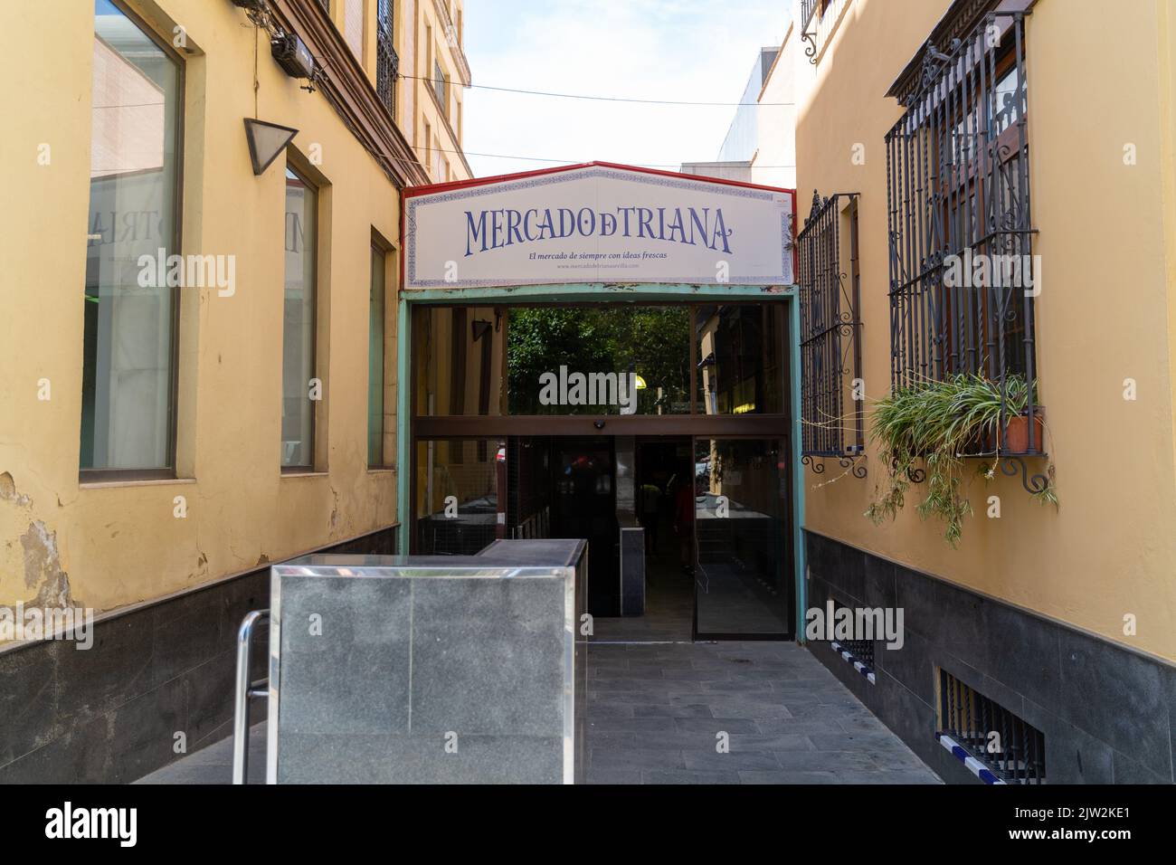 Mercado de triana sign hi-res stock photography and images - Alamy