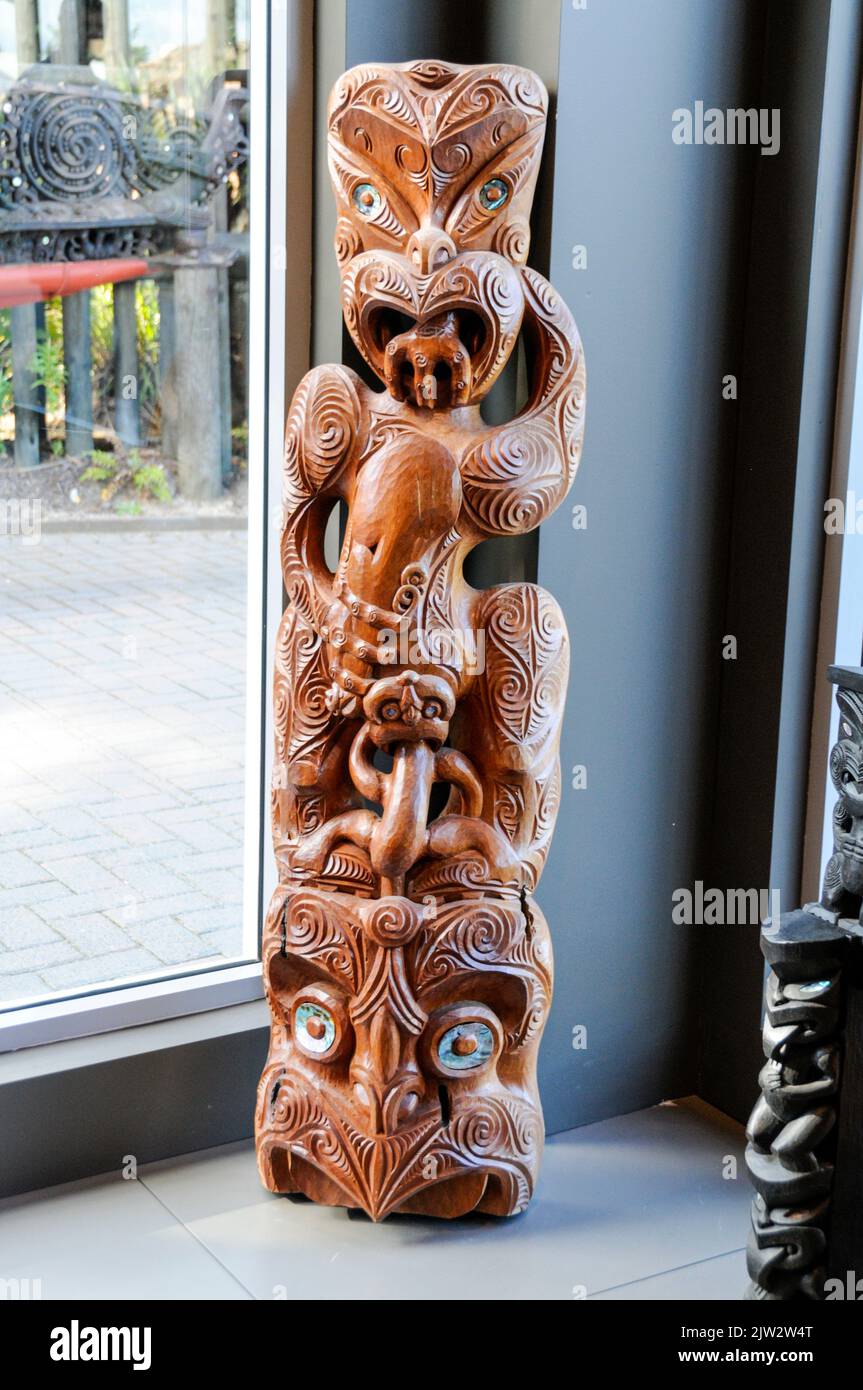 Maori carving, Te Puia Maori arts and crafts Institute, wood carving ...