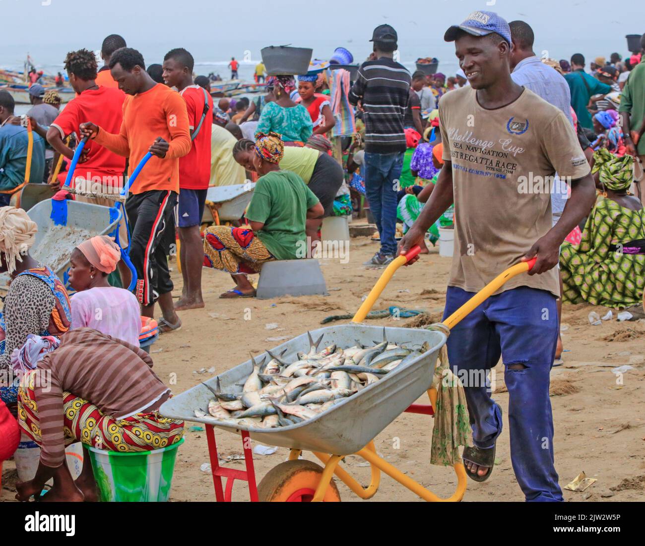 Gambia fish market bakau hi-res stock photography and images - Alamy