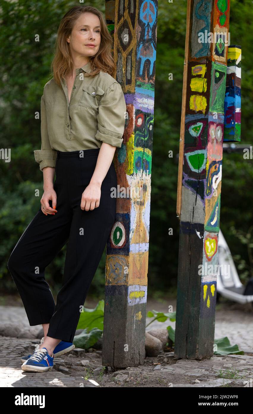 Berlin, Germany. 02nd Sep, 2022. Actress Odine Johne stands in a garden ...
