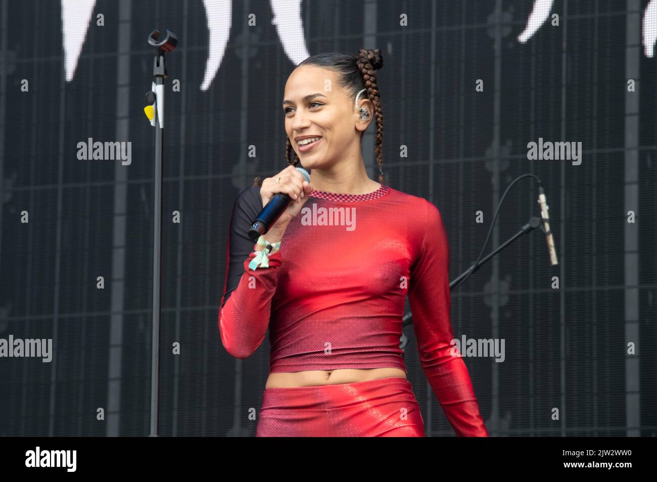 Female singer yellow light hi-res stock photography and images - Alamy