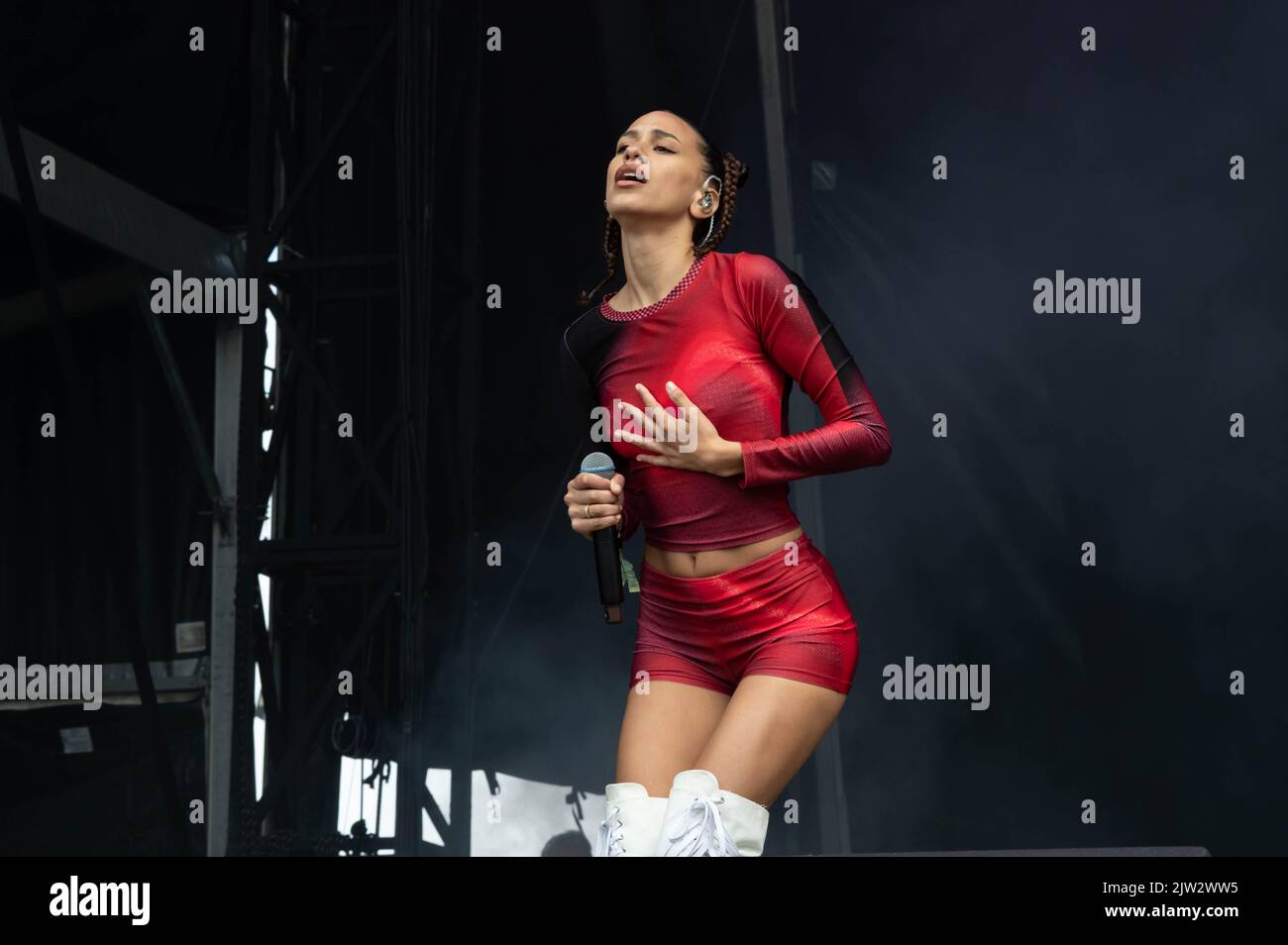Female singer with red hair hi-res stock photography and images - Alamy