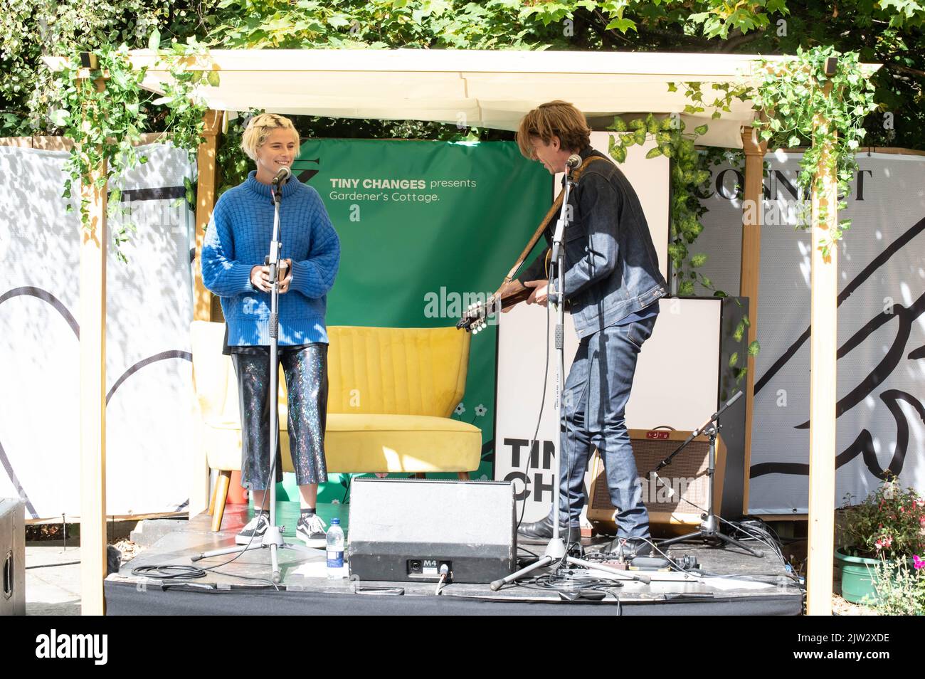 Jessie Buckley & Bernard Butler playing acoustic at a secret set on the ...