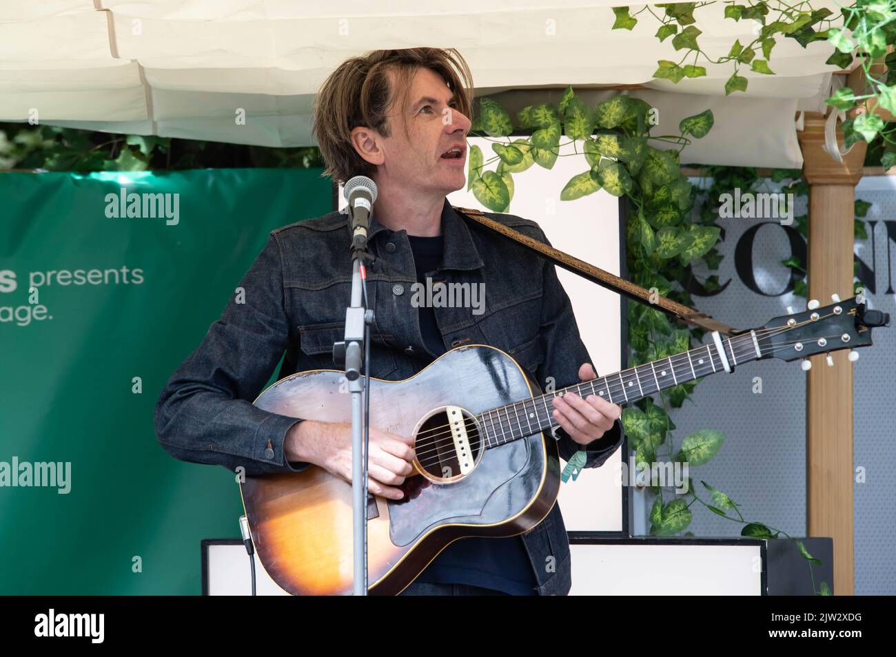 Jessie Buckley & Bernard Butler playing acoustic at a secret set on the ...
