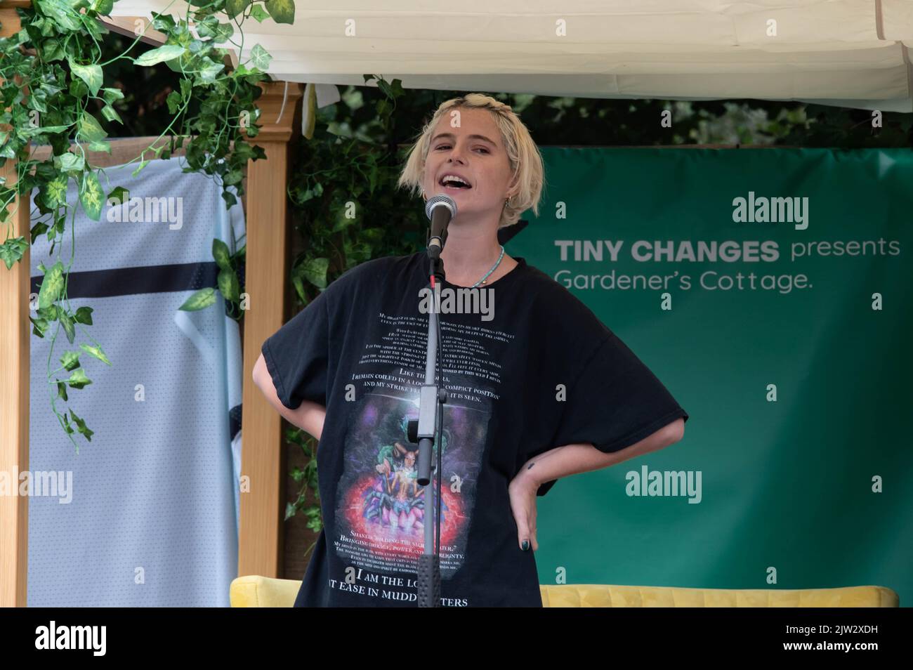 Jessie Buckley & Bernard Butler playing acoustic at a secret set on the ...