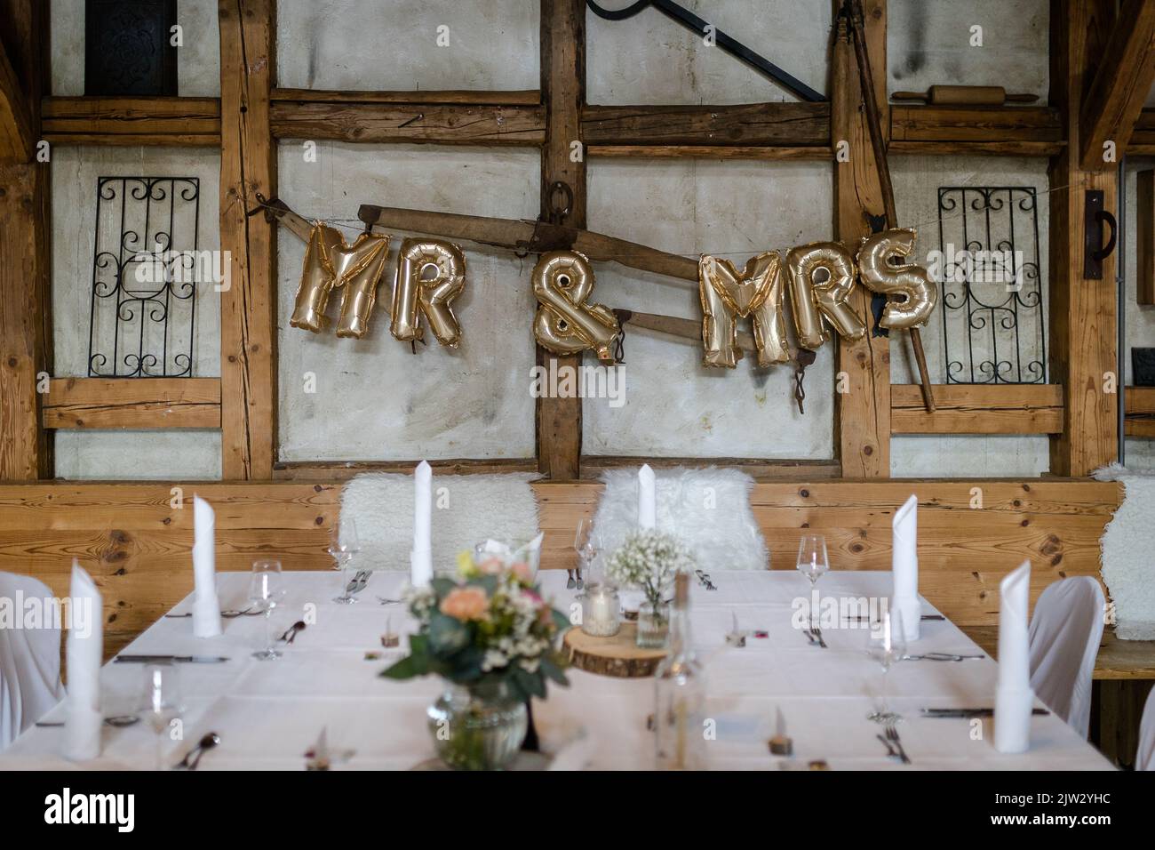 Elegant table setting and decoration for a dinner at a wedding location ...