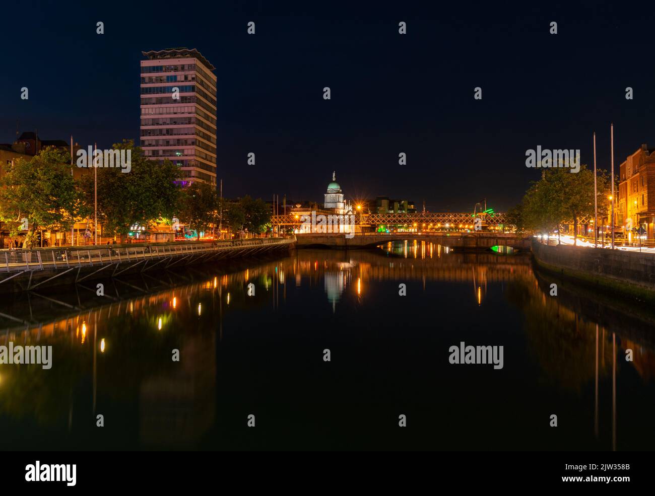 City night reflections hi-res stock photography and images - Alamy