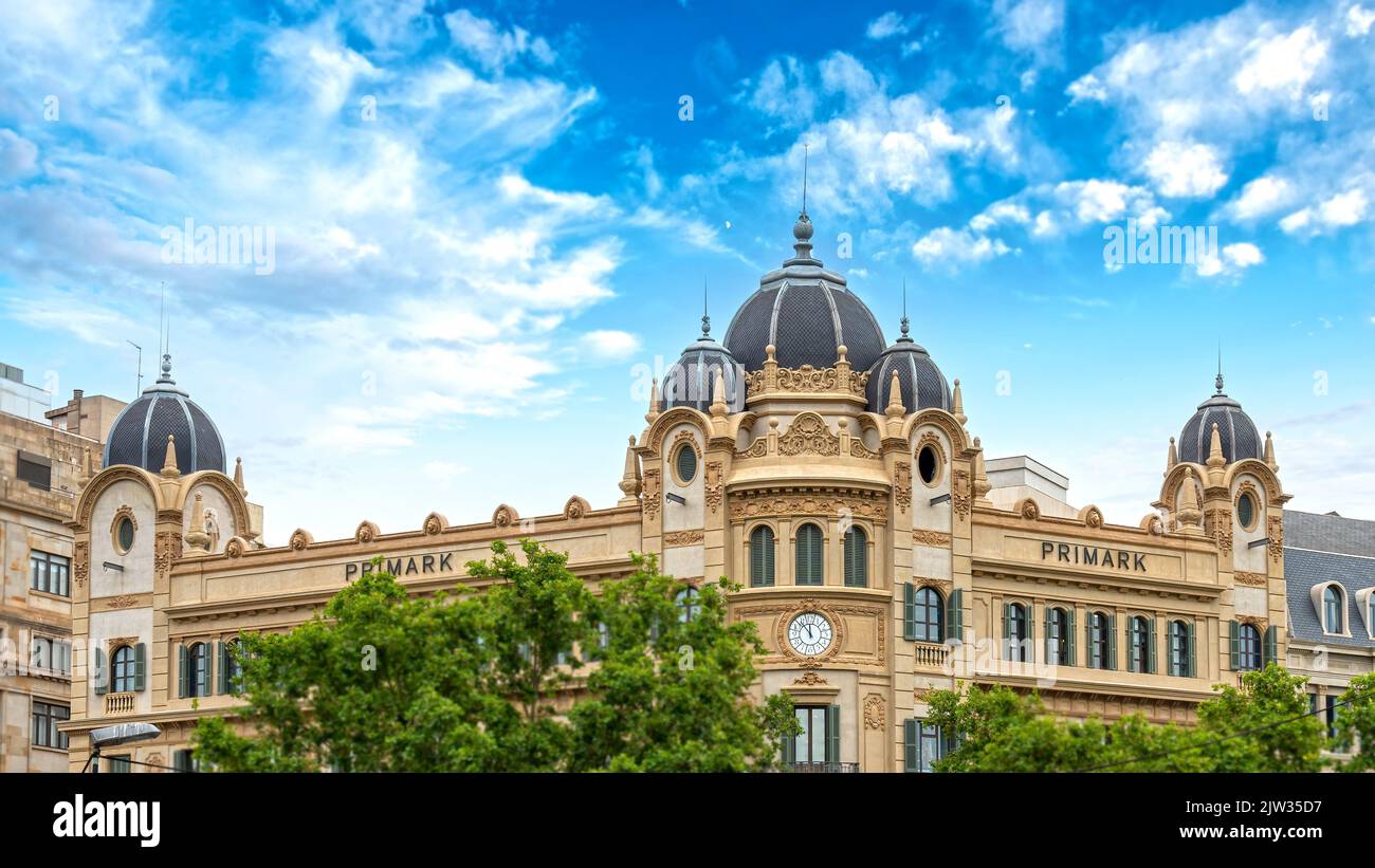 Reading primark hi-res stock photography and images - Alamy