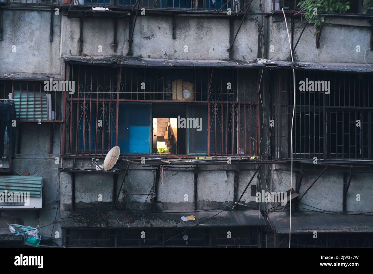 Old apartment exterior poor hi-res stock photography and images - Alamy