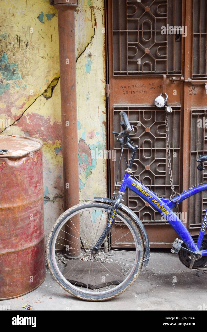 A blue bicycle hi-res stock photography and images - Alamy