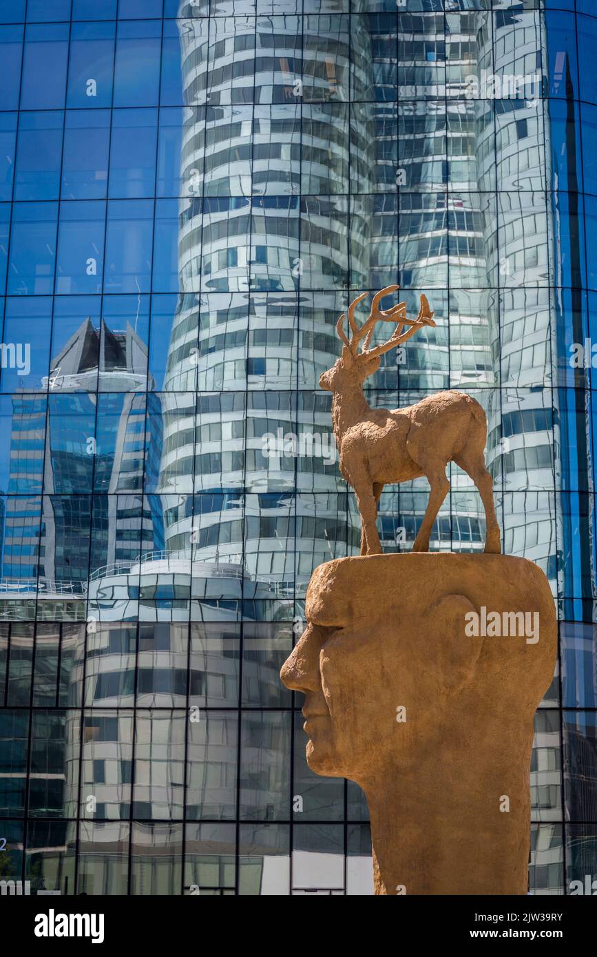 Contemporary public sculpture, Coeur Défense skyscraper reflected in ...