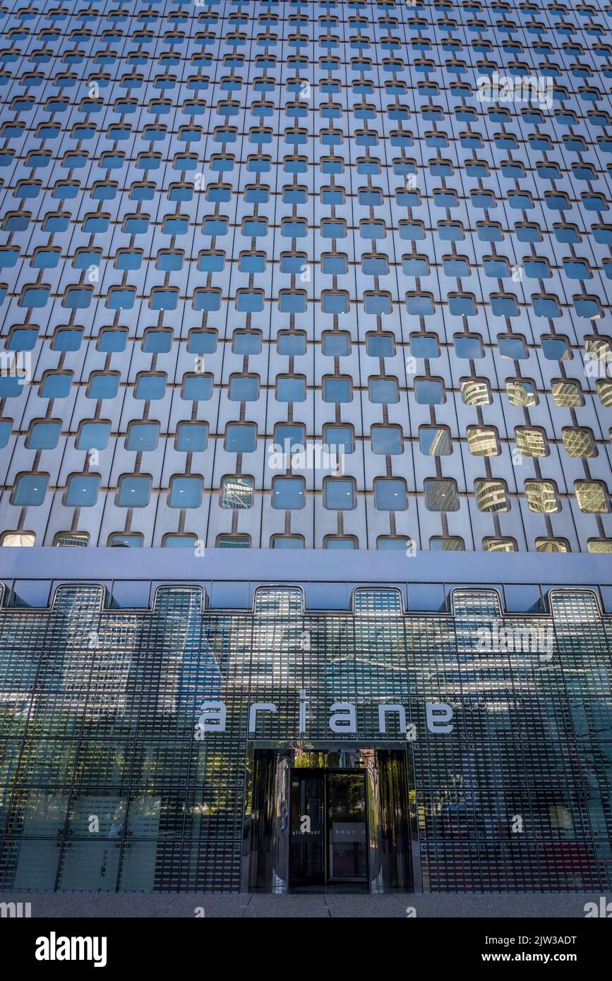 Paris la defense ariane tower hi-res stock photography and images - Alamy