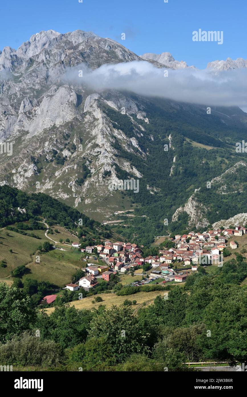 Village sotres hi-res stock photography and images - Alamy