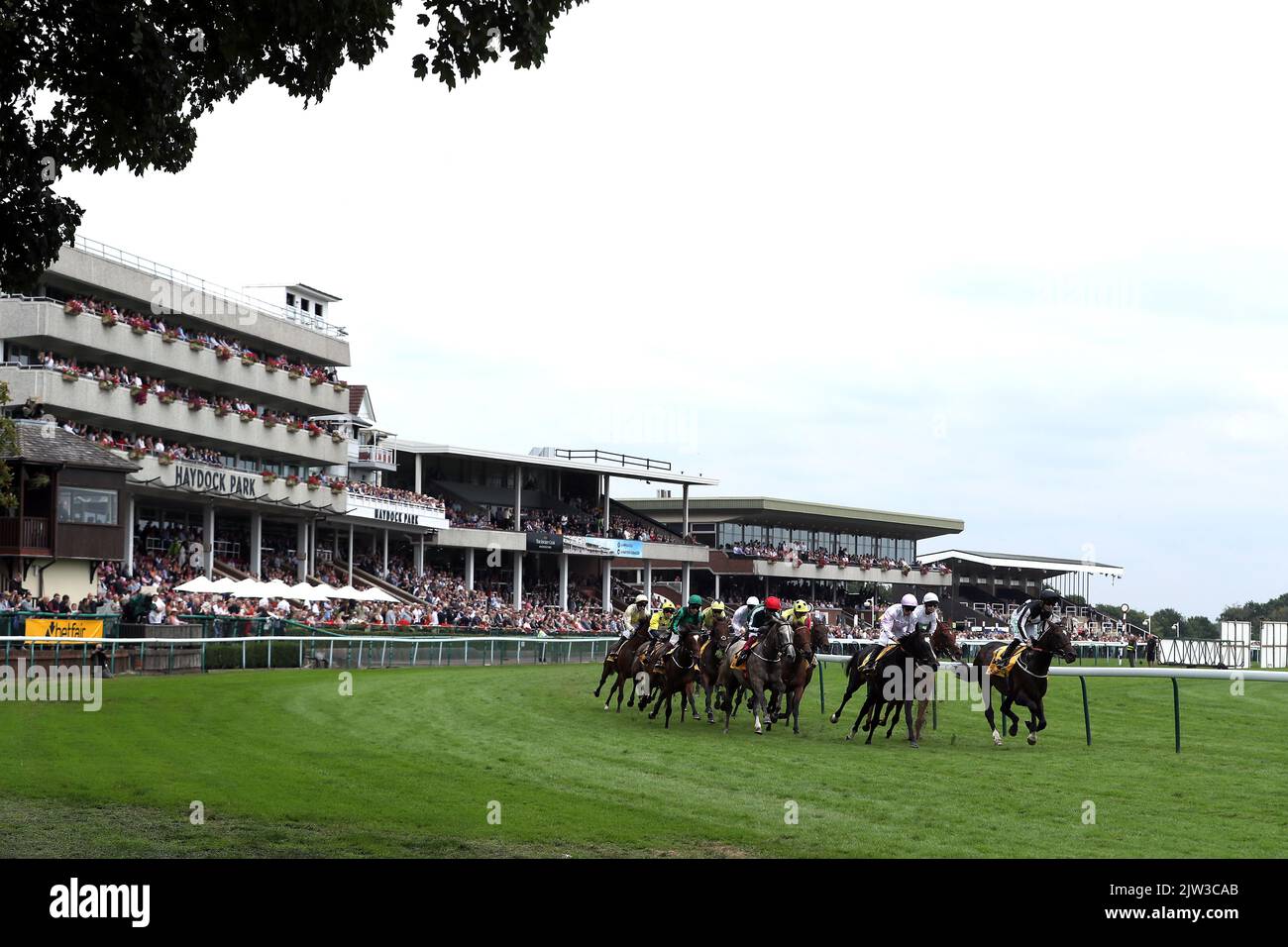 Haydock racecourse 2022 hi-res stock photography and images - Alamy