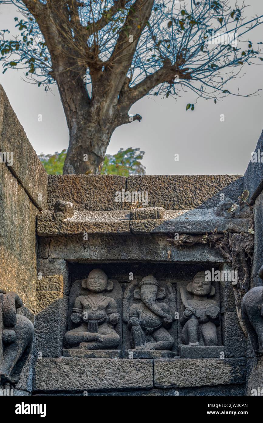 03 27 2017 Ston Sculpter And Ganesh Idol Inside Badlapur Step Well ...