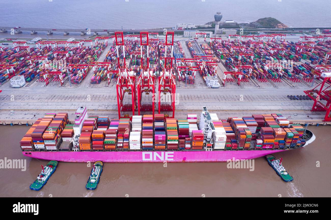 SHANGHAI, CHINA - SEPTEMBER 3, 2022 - A container ship docks slowly to ...