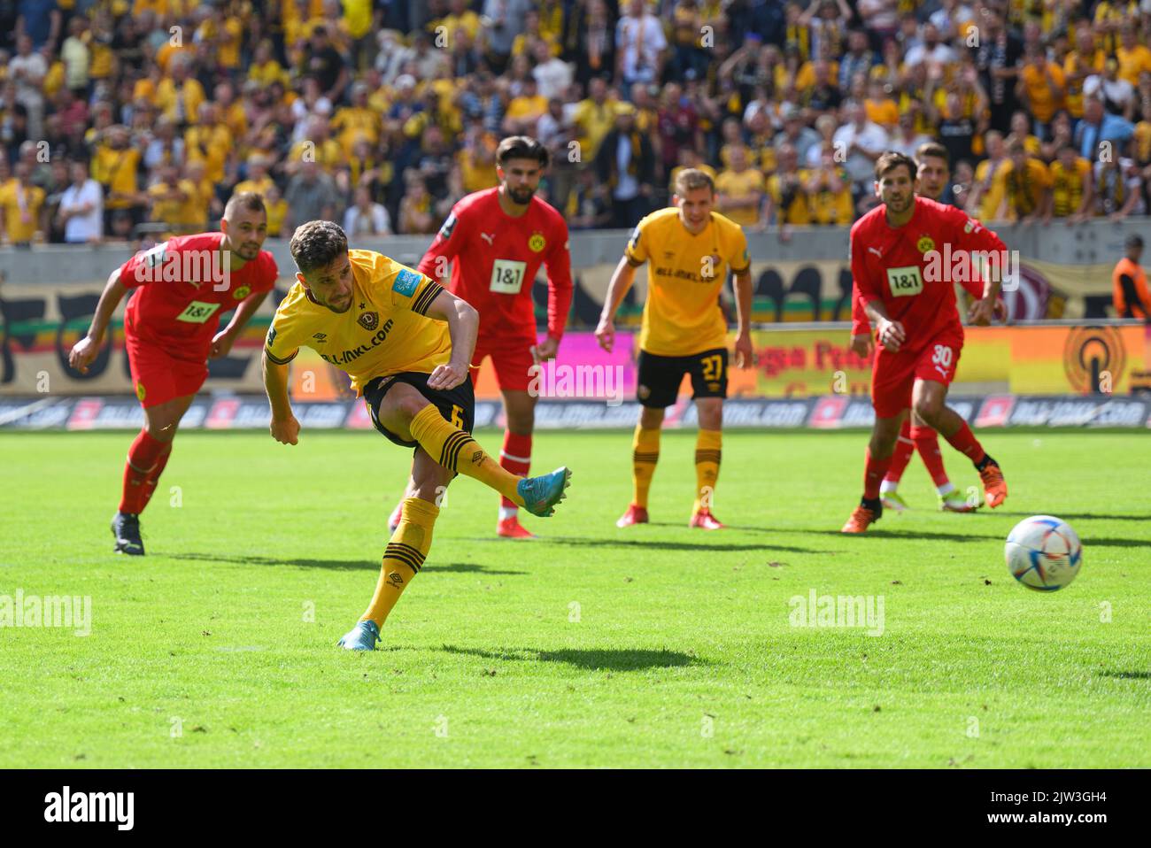 Dresden, Germany. 03rd Sep, 2022. Soccer: 3. league, SG Dynamo Dresden ...