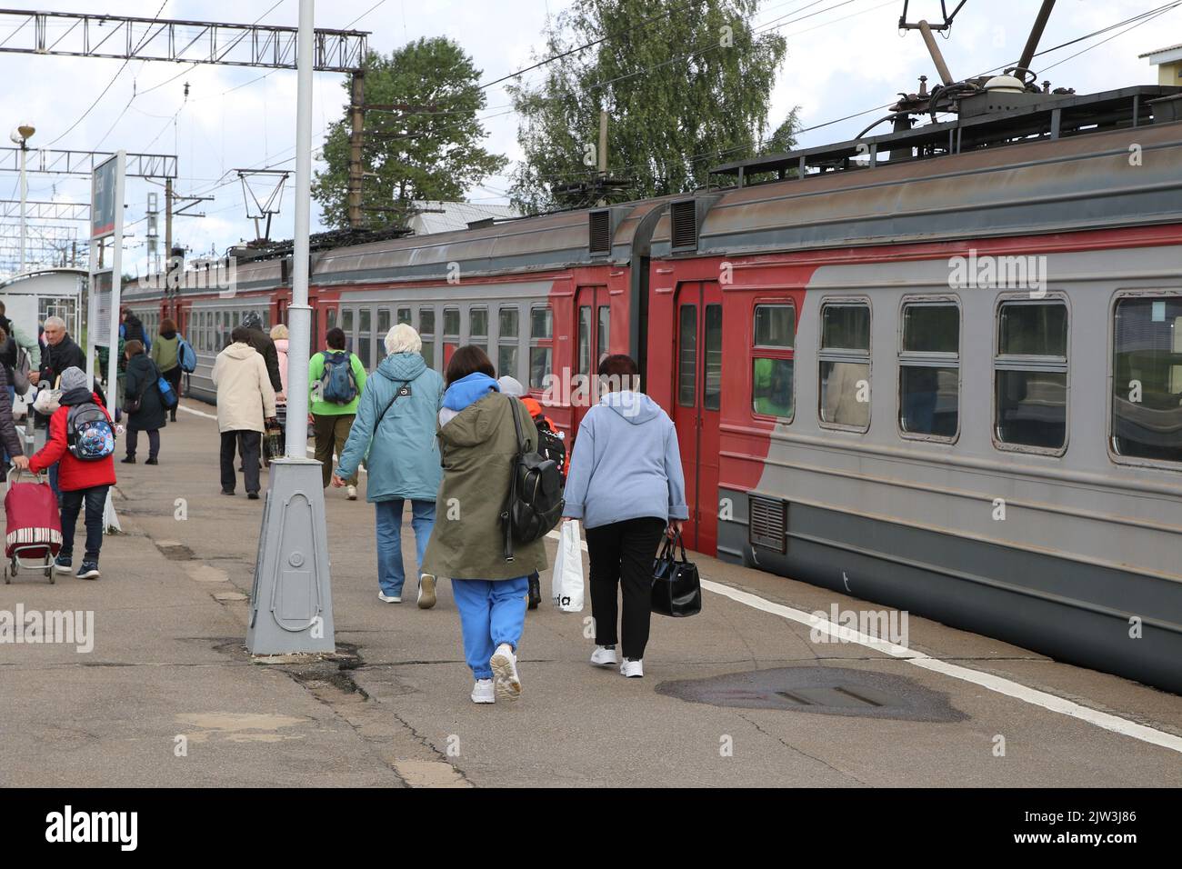 Passengers board off a Russian Railways train at the Sosnovo railway ...