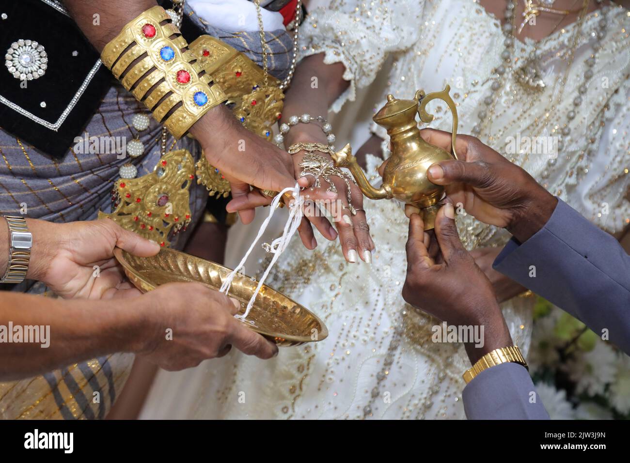sri lankan poruwa ceremony Stock Photo - Alamy