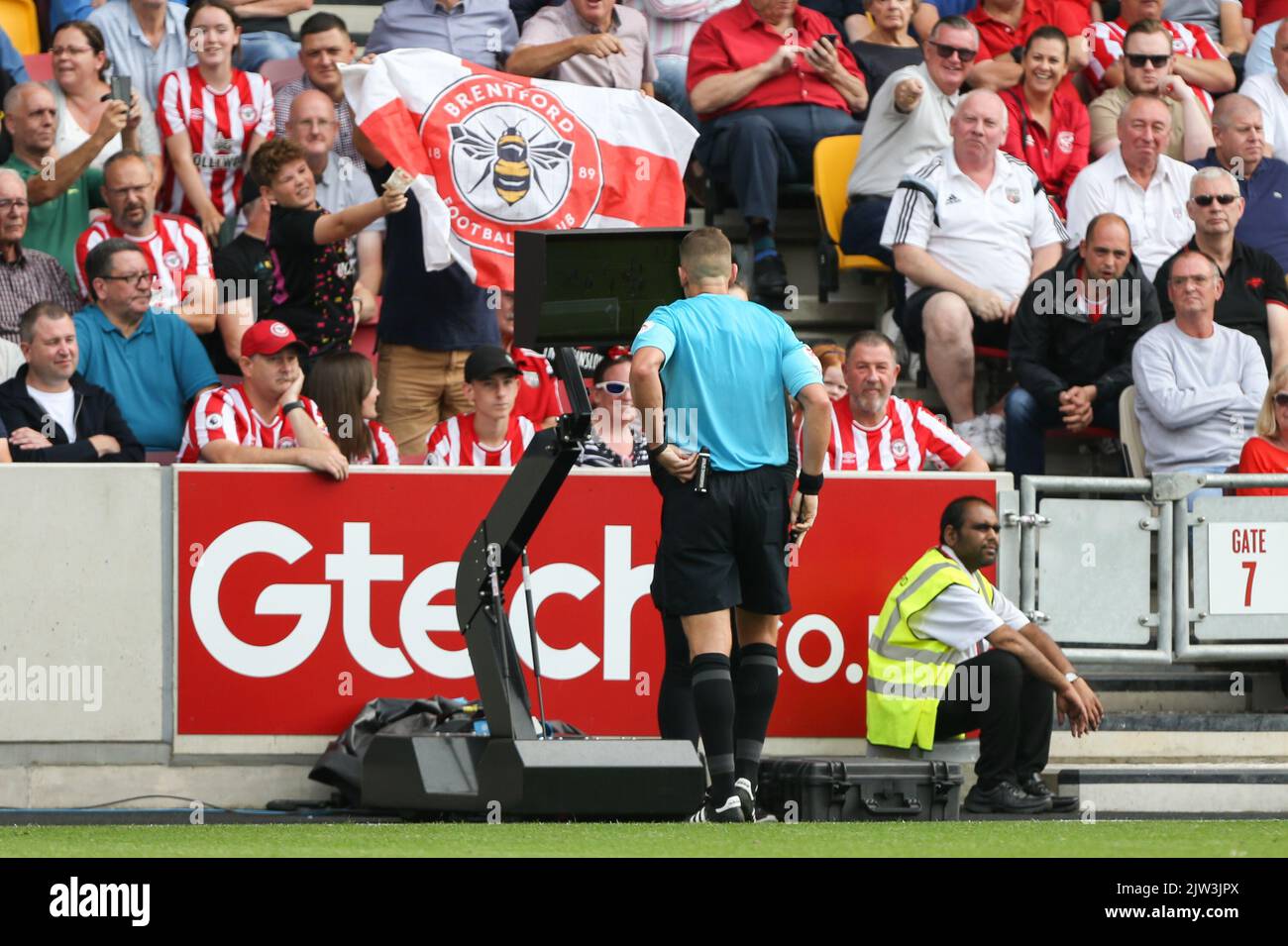 Robert jones 2022 referee hi-res stock photography and images - Alamy