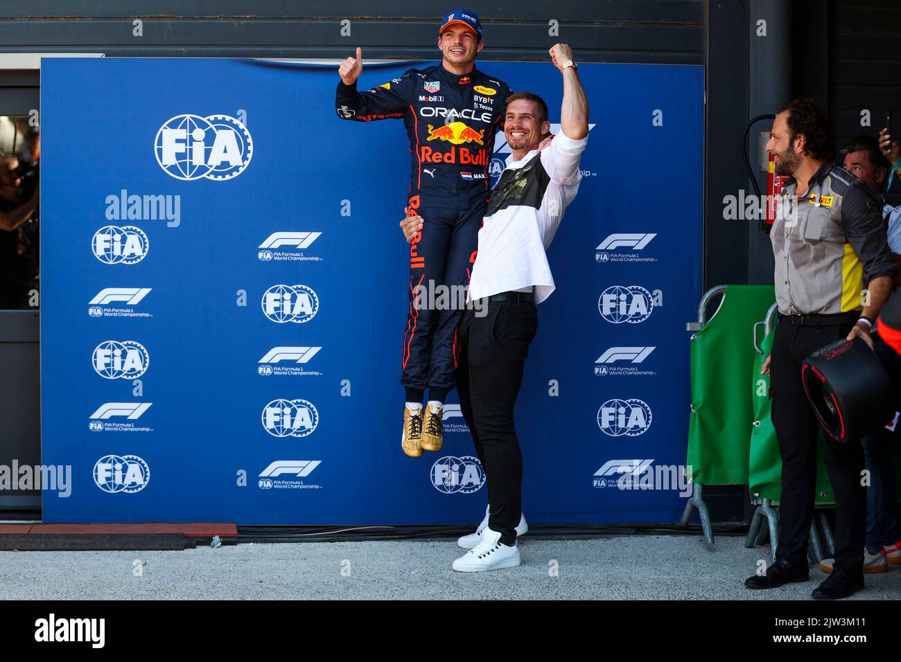 VERSTAPPEN Max (ned), Red Bull Racing RB18, Verhoeven Rico (nld), kick ...