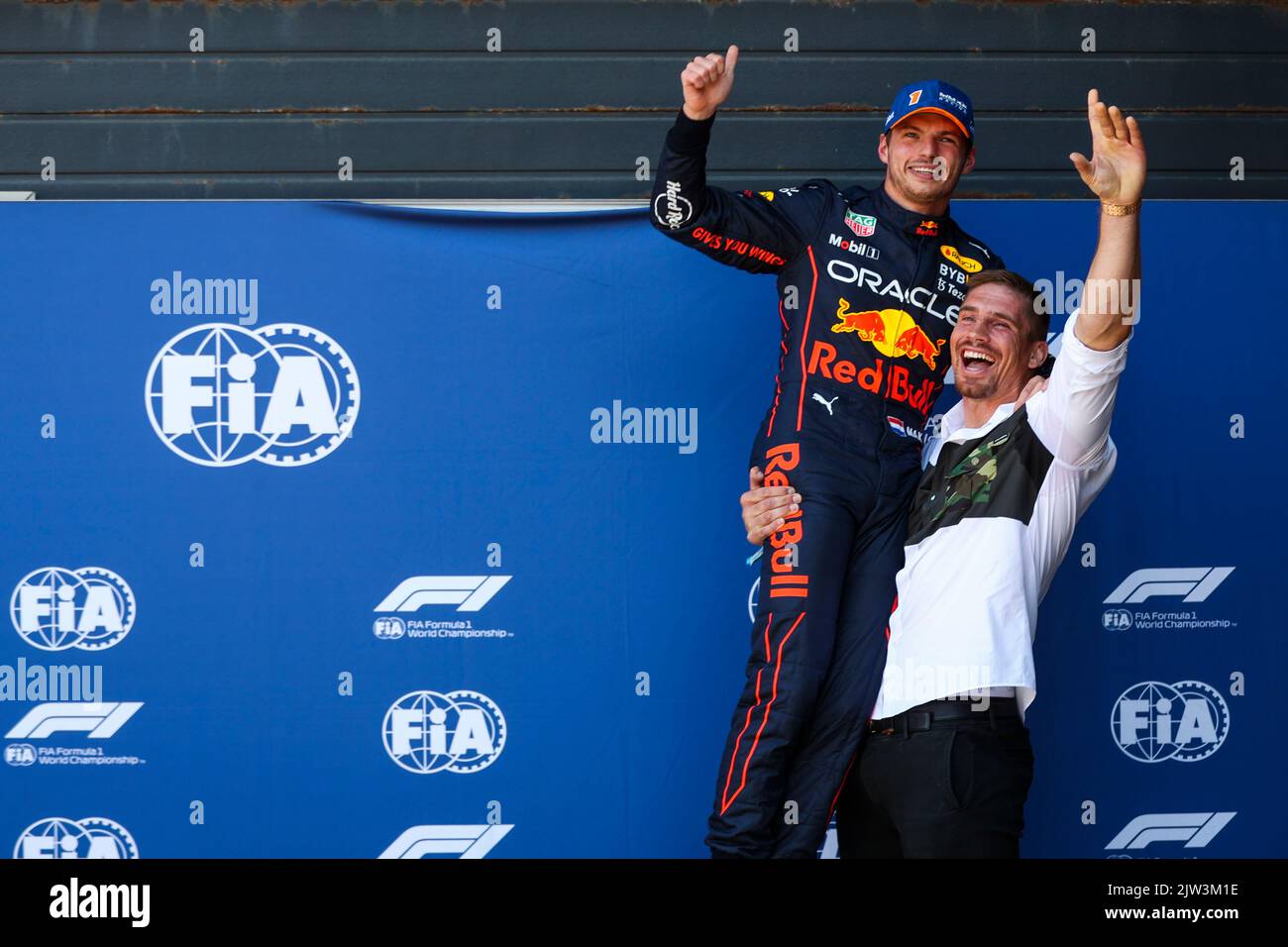 VERSTAPPEN Max (ned), Red Bull Racing RB18, Verhoeven Rico (nld), kick ...