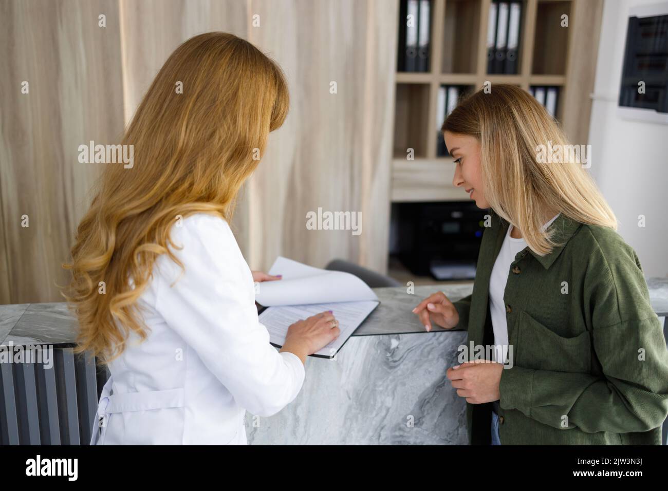Registration desk hi-res stock photography and images - Alamy