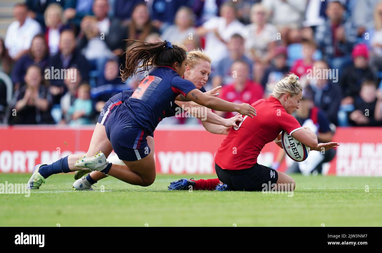 England's Natasha Hunt scores their first try during the Women's ...